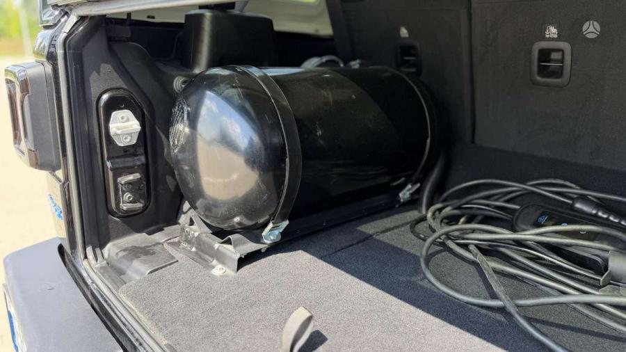 Black Jeep Wrangler 2021 in Vilnius, with an engine capacity of 2.00 L and mileage of 90 thousand km for 35000 €, photo 25 on AUTOMOTO.COM.LV