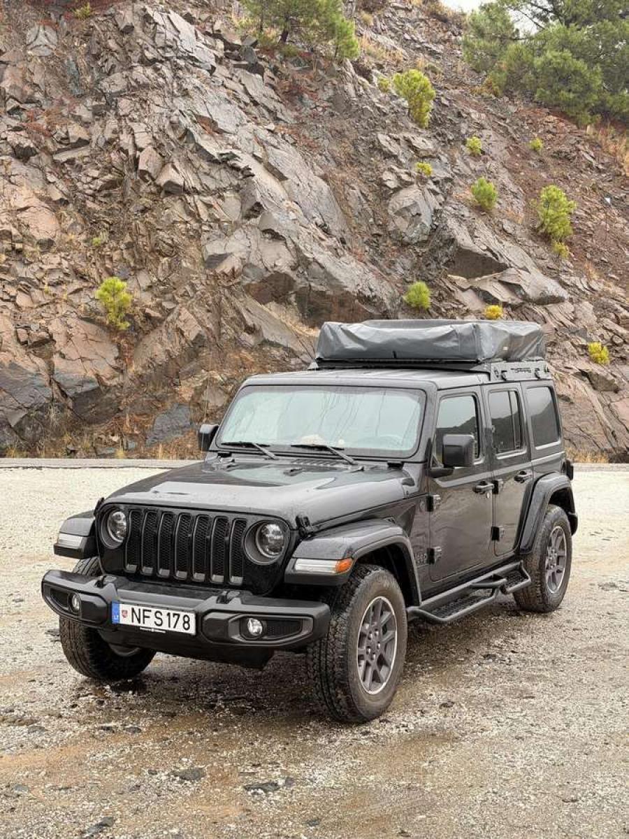 Melns Jeep Wrangler 2021 Kauņa, ar dzinēja tilpumu 2.00 L un nobraukumu 109 tūkst. km par 32999 €, foto 1 vietnē AUTOMOTO.COM.LV