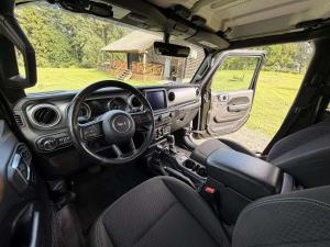 Melns Jeep Wrangler 2021 Kauņa, ar dzinēja tilpumu 2.00 L un nobraukumu 109 tūkst. km par 32999 €, foto 39 vietnē AUTOMOTO.COM.LV