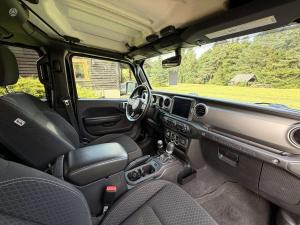 Melns Jeep Wrangler 2021 Kauņa, ar dzinēja tilpumu 2.00 L un nobraukumu 109 tūkst. km par 32999 €, foto 40 vietnē AUTOMOTO.COM.LV