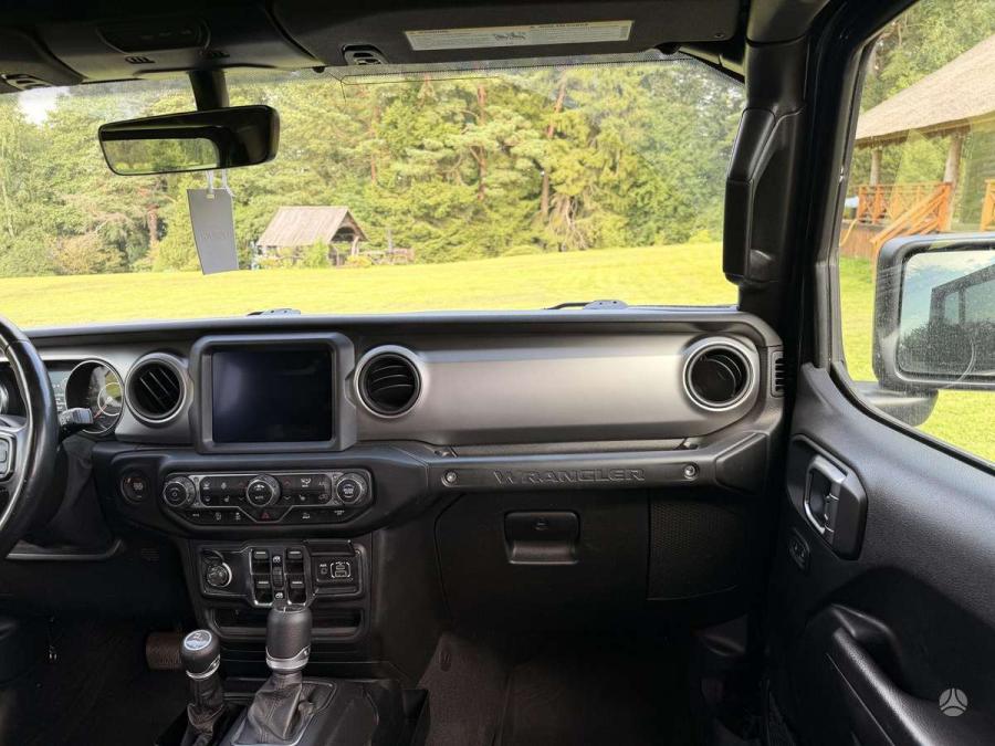Melns Jeep Wrangler 2021 Kauņa, ar dzinēja tilpumu 2.00 L un nobraukumu 109 tūkst. km par 32999 €, foto 42 vietnē AUTOMOTO.COM.LV