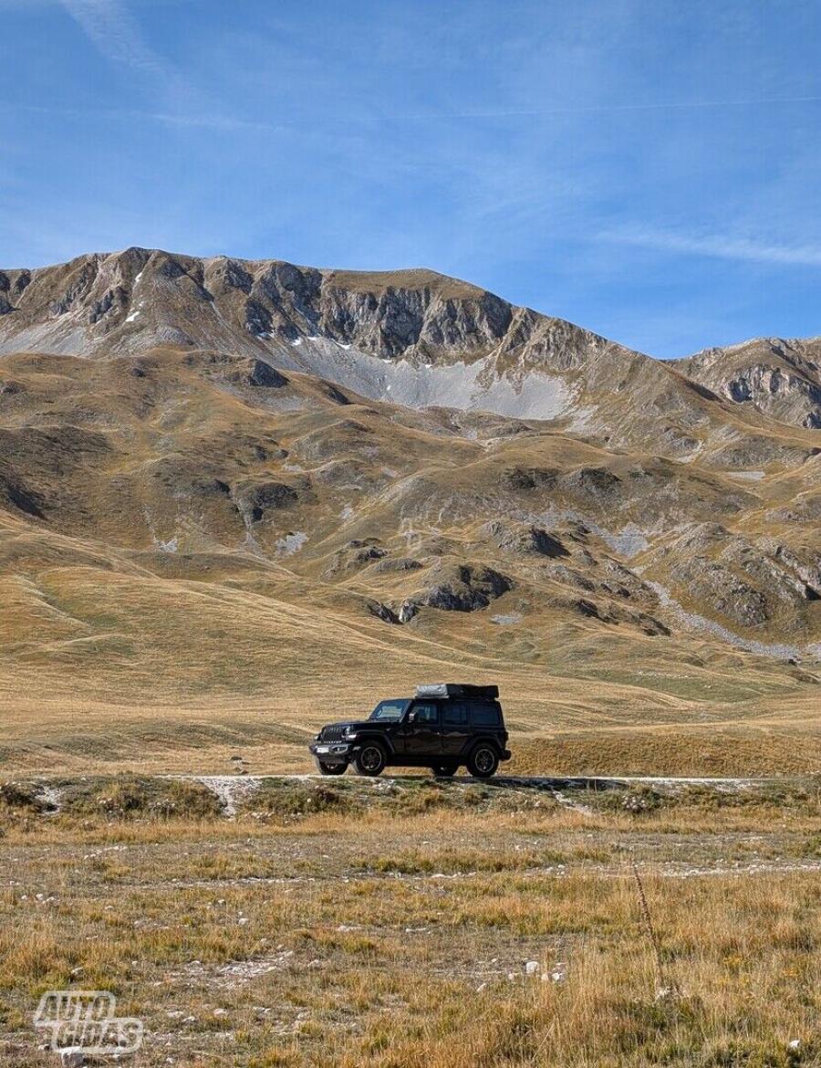 Black Jeep Wrangler 2021 in Kaunas, with an engine capacity of 2.00 L and mileage of 109 thousand km for 32899 €, photo 5 on AUTOMOTO.COM.LV