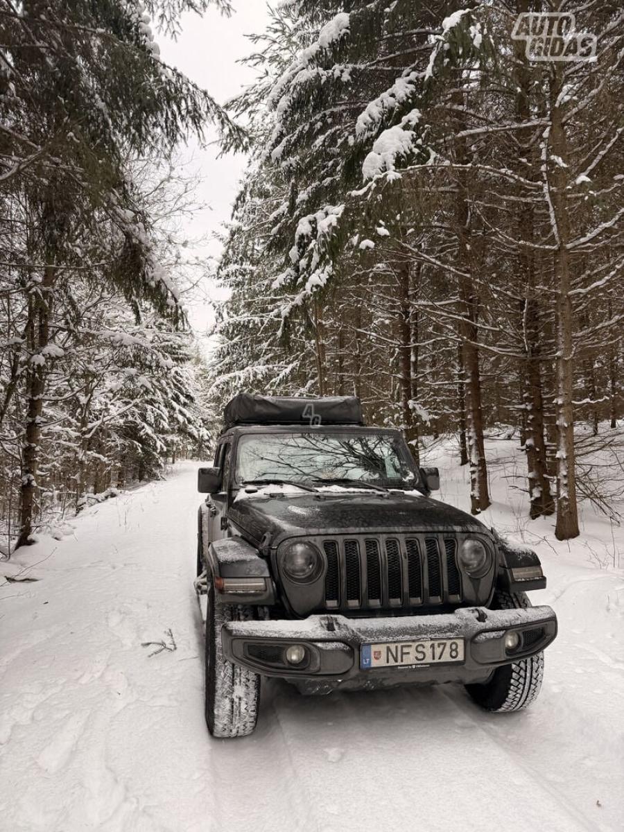 Black Jeep Wrangler 2021 in Kaunas, with an engine capacity of 2.00 L and mileage of 109 thousand km for 32899 €, photo 6 on AUTOMOTO.COM.LV