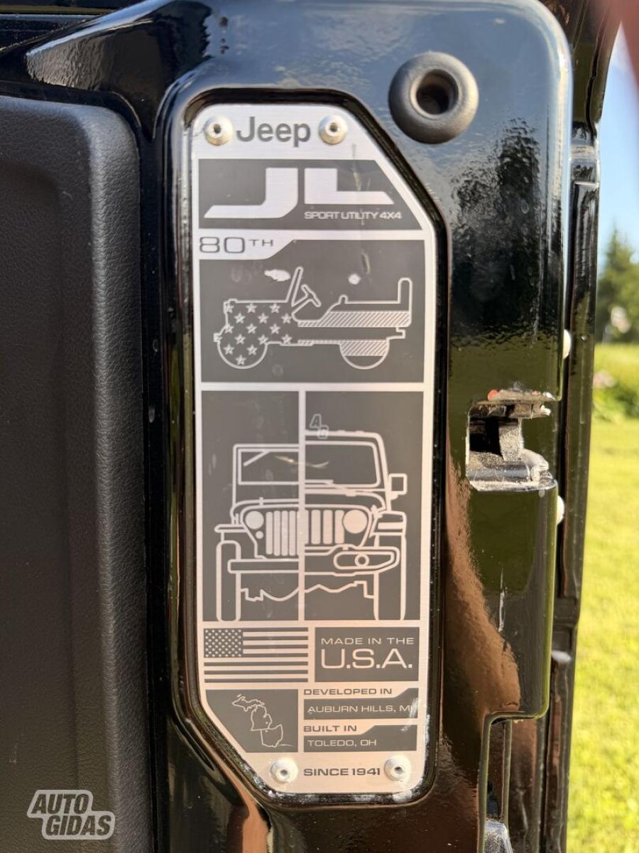 Black Jeep Wrangler 2021 in Kaunas, with an engine capacity of 2.00 L and mileage of 109 thousand km for 32899 €, photo 29 on AUTOMOTO.COM.LV