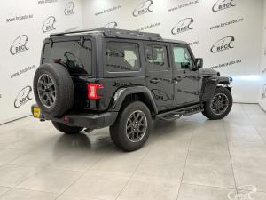 Black Jeep Wrangler 2021 in Vilnius, with an engine capacity of 2.00 L and mileage of 111 thousand km for 30900 €, photo 4 on AUTOMOTO.COM.LV