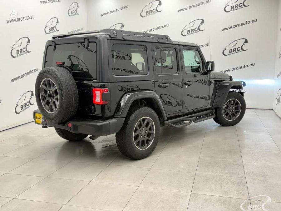 Black Jeep Wrangler 2021 in Vilnius, with an engine capacity of 2.00 L and mileage of 111 thousand km for 30900 €, photo 4 on AUTOMOTO.COM.LV
