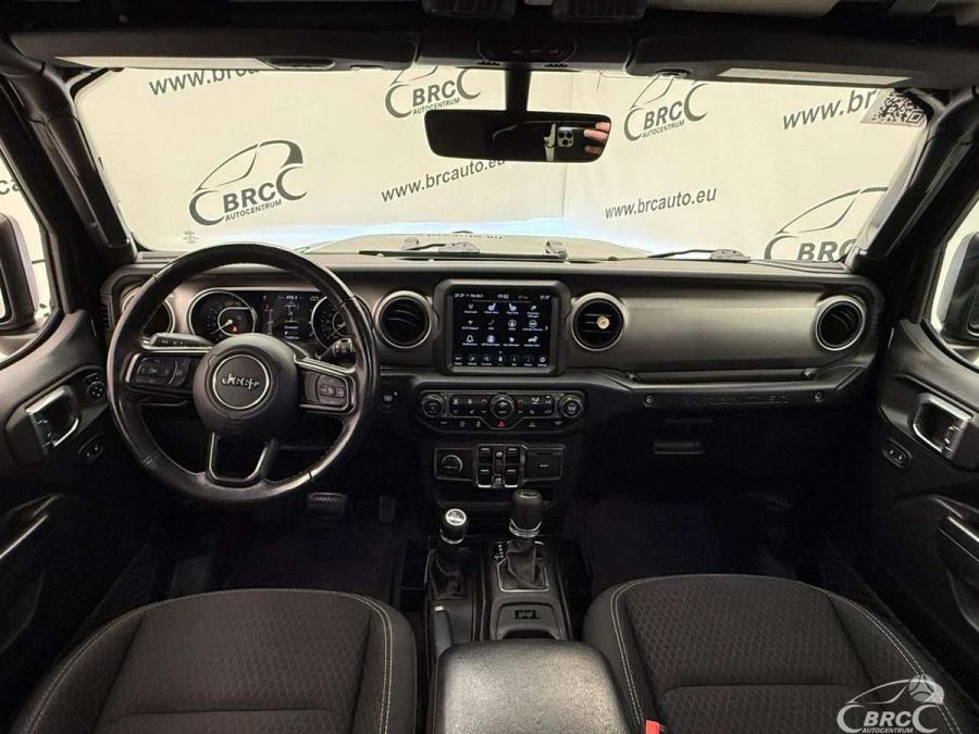Black Jeep Wrangler 2021 in Vilnius, with an engine capacity of 2.00 L and mileage of 111 thousand km for 30900 €, photo 5 on AUTOMOTO.COM.LV