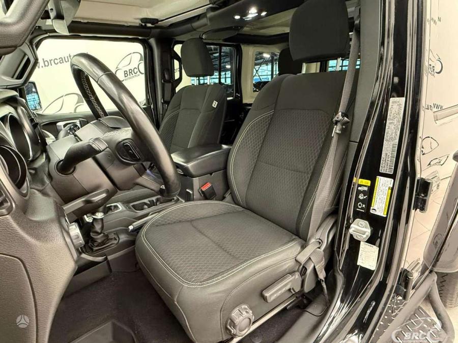 Black Jeep Wrangler 2021 in Vilnius, with an engine capacity of 2.00 L and mileage of 111 thousand km for 30900 €, photo 6 on AUTOMOTO.COM.LV