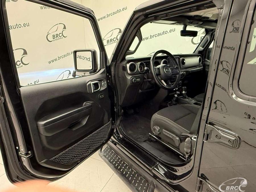Black Jeep Wrangler 2021 in Vilnius, with an engine capacity of 2.00 L and mileage of 111 thousand km for 30900 €, photo 8 on AUTOMOTO.COM.LV