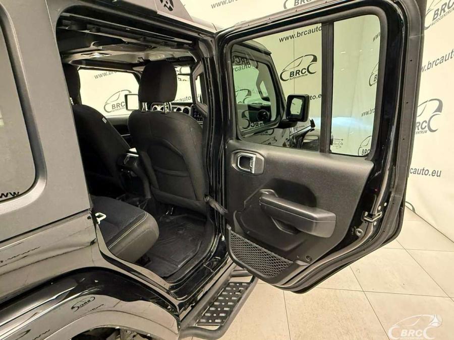 Black Jeep Wrangler 2021 in Vilnius, with an engine capacity of 2.00 L and mileage of 111 thousand km for 30900 €, photo 9 on AUTOMOTO.COM.LV