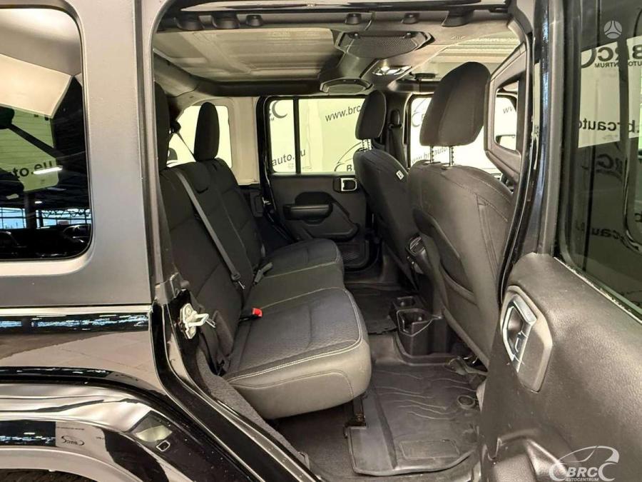 Black Jeep Wrangler 2021 in Vilnius, with an engine capacity of 2.00 L and mileage of 111 thousand km for 30900 €, photo 10 on AUTOMOTO.COM.LV