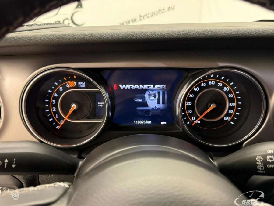 Black Jeep Wrangler 2021 in Vilnius, with an engine capacity of 2.00 L and mileage of 111 thousand km for 30900 €, photo 14 on AUTOMOTO.COM.LV