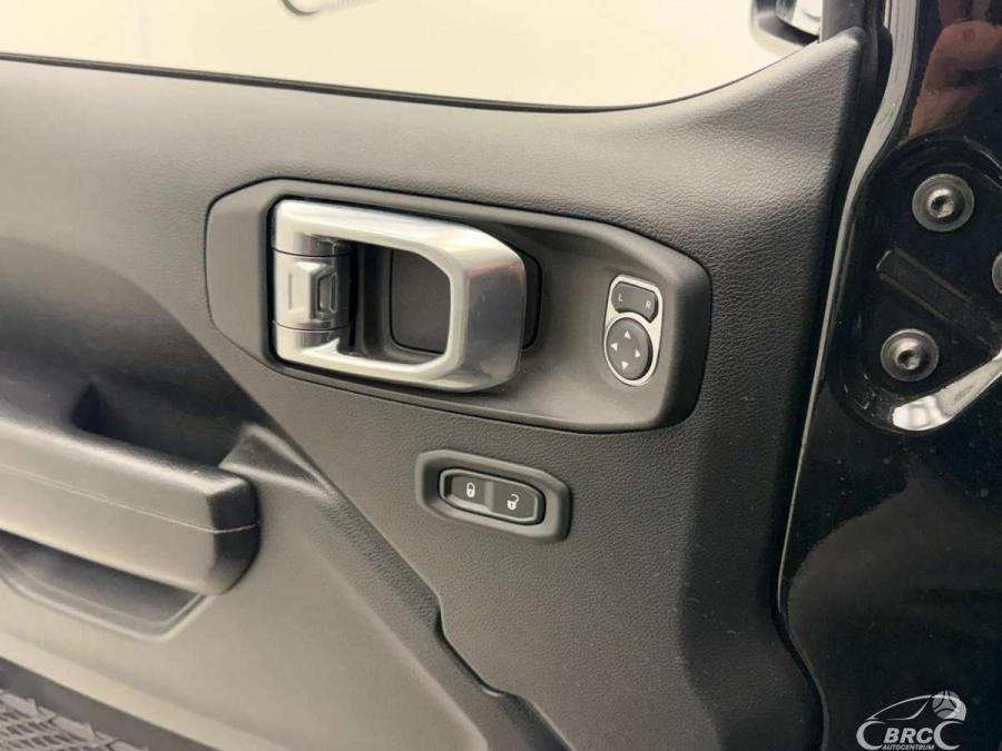 Black Jeep Wrangler 2021 in Vilnius, with an engine capacity of 2.00 L and mileage of 111 thousand km for 30900 €, photo 16 on AUTOMOTO.COM.LV