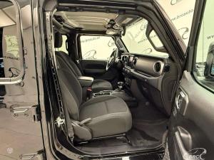 Black Jeep Wrangler 2021 in Vilnius, with an engine capacity of 2.00 L and mileage of 111 thousand km for 30900 €, photo 17 on AUTOMOTO.COM.LV