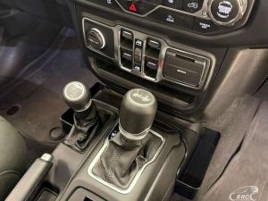 Black Jeep Wrangler 2021 in Vilnius, with an engine capacity of 2.00 L and mileage of 111 thousand km for 30900 €, photo 18 on AUTOMOTO.COM.LV