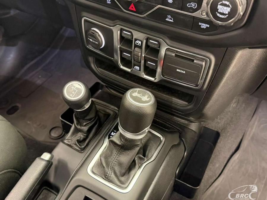 Black Jeep Wrangler 2021 in Vilnius, with an engine capacity of 2.00 L and mileage of 111 thousand km for 30900 €, photo 18 on AUTOMOTO.COM.LV