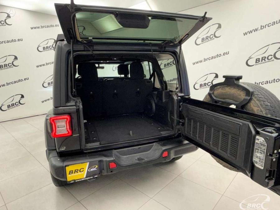 Black Jeep Wrangler 2021 in Vilnius, with an engine capacity of 2.00 L and mileage of 111 thousand km for 30900 €, photo 20 on AUTOMOTO.COM.LV