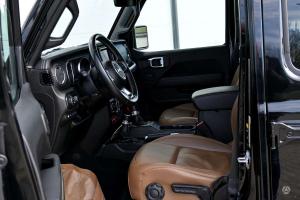 Black Jeep Wrangler 2022 in Kretinga, with an engine capacity of 2.00 L and mileage of 33 thousand km for 46999 €, photo 19 on AUTOMOTO.COM.LV