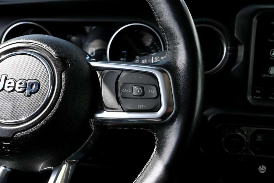 Black Jeep Wrangler 2022 in Kretinga, with an engine capacity of 2.00 L and mileage of 33 thousand km for 46999 €, photo 40 on AUTOMOTO.COM.LV