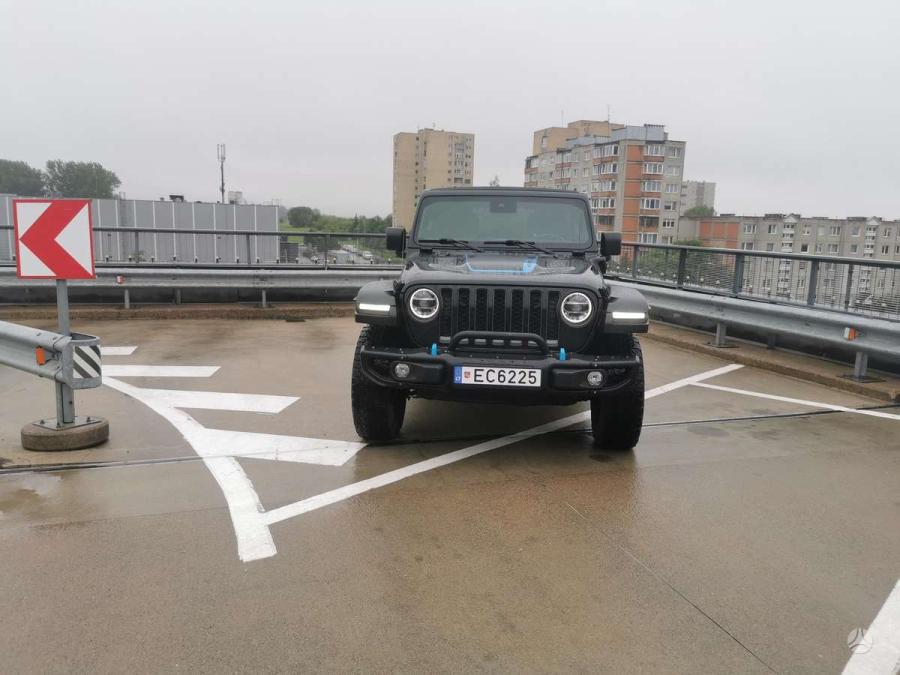 Black Jeep Wrangler 2022 in Kaunas, with an engine capacity of 2.00 L and mileage of 38 thousand km for 39000 €, photo 5 on AUTOMOTO.COM.LV
