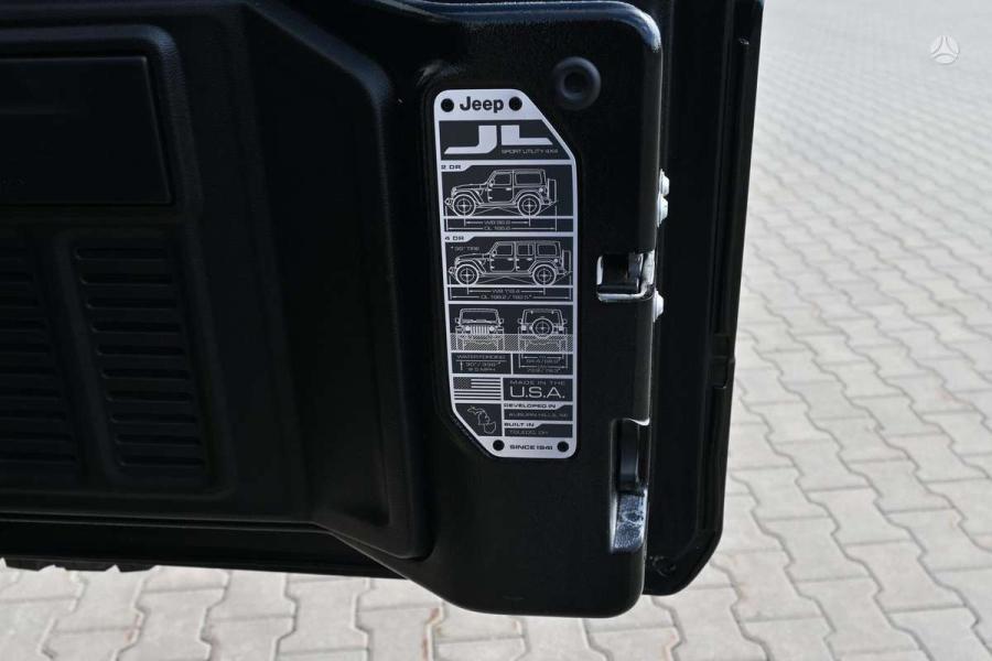 Black Jeep Wrangler 2022 in Kretinga, with an engine capacity of 2.00 L and mileage of 33 thousand km for 42999 €, photo 18 on AUTOMOTO.COM.LV