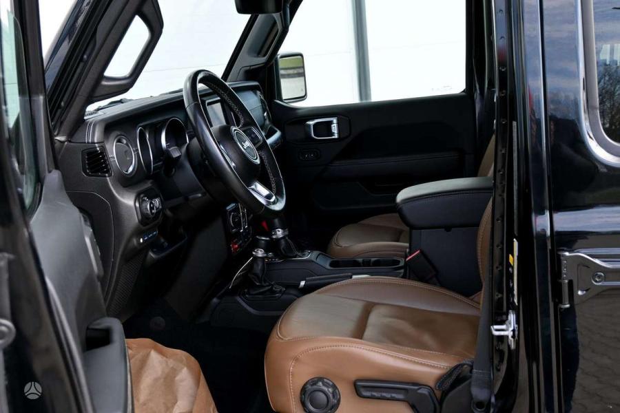 Black Jeep Wrangler 2022 in Kretinga, with an engine capacity of 2.00 L and mileage of 33 thousand km for 42999 €, photo 19 on AUTOMOTO.COM.LV