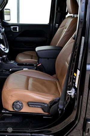 Black Jeep Wrangler 2022 in Kretinga, with an engine capacity of 2.00 L and mileage of 33 thousand km for 42999 €, photo 20 on AUTOMOTO.COM.LV