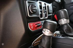Black Jeep Wrangler 2022 in Kretinga, with an engine capacity of 2.00 L and mileage of 33 thousand km for 42999 €, photo 25 on AUTOMOTO.COM.LV