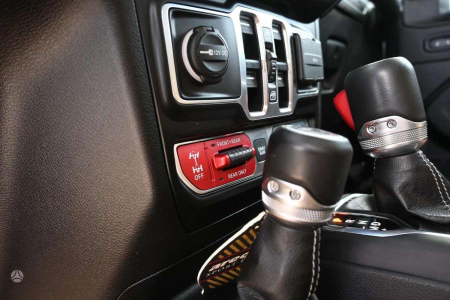 Black Jeep Wrangler 2022 in Kretinga, with an engine capacity of 2.00 L and mileage of 33 thousand km for 42999 €, photo 25 on AUTOMOTO.COM.LV