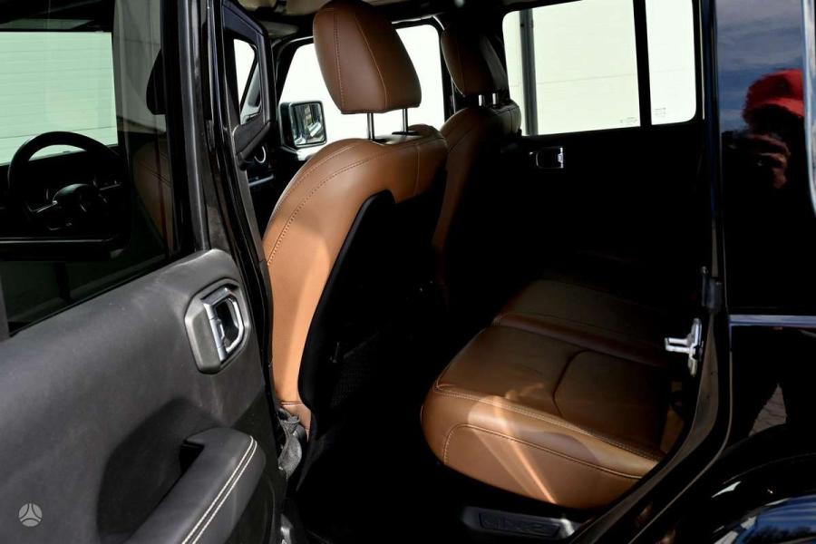 Black Jeep Wrangler 2022 in Kretinga, with an engine capacity of 2.00 L and mileage of 33 thousand km for 42999 €, photo 26 on AUTOMOTO.COM.LV