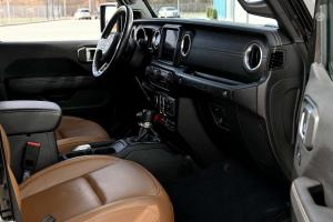 Black Jeep Wrangler 2022 in Kretinga, with an engine capacity of 2.00 L and mileage of 33 thousand km for 42999 €, photo 27 on AUTOMOTO.COM.LV