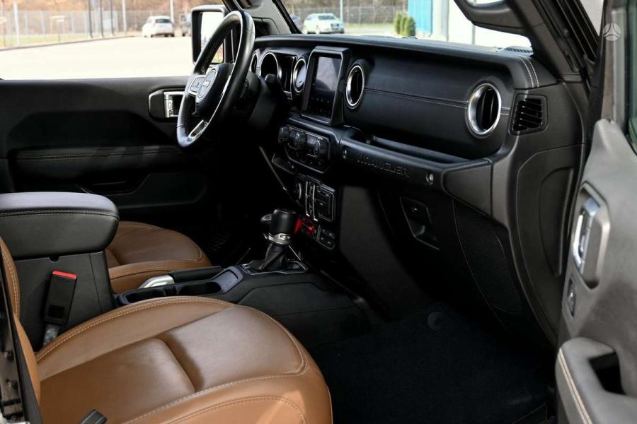 Black Jeep Wrangler 2022 in Kretinga, with an engine capacity of 2.00 L and mileage of 33 thousand km for 42999 €, photo 27 on AUTOMOTO.COM.LV