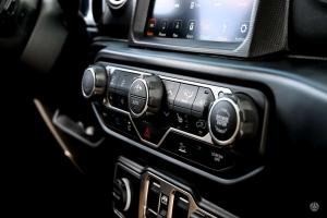 Black Jeep Wrangler 2022 in Kretinga, with an engine capacity of 2.00 L and mileage of 33 thousand km for 42999 €, photo 28 on AUTOMOTO.COM.LV