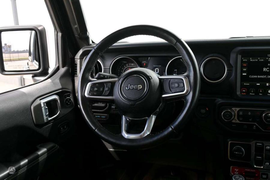 Black Jeep Wrangler 2022 in Kretinga, with an engine capacity of 2.00 L and mileage of 33 thousand km for 42999 €, photo 31 on AUTOMOTO.COM.LV