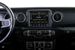 Black Jeep Wrangler 2022 in Kretinga, with an engine capacity of 2.00 L and mileage of 33 thousand km for 42999 €, photo 32 on AUTOMOTO.COM.LV