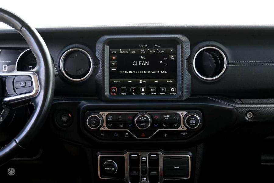 Black Jeep Wrangler 2022 in Kretinga, with an engine capacity of 2.00 L and mileage of 33 thousand km for 42999 €, photo 32 on AUTOMOTO.COM.LV