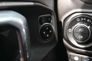 Black Jeep Wrangler 2022 in Kretinga, with an engine capacity of 2.00 L and mileage of 33 thousand km for 42999 €, photo 33 on AUTOMOTO.COM.LV