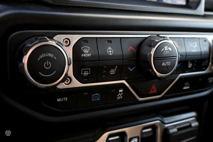 Black Jeep Wrangler 2022 in Kretinga, with an engine capacity of 2.00 L and mileage of 33 thousand km for 42999 €, photo 35 on AUTOMOTO.COM.LV
