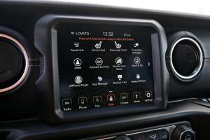 Black Jeep Wrangler 2022 in Kretinga, with an engine capacity of 2.00 L and mileage of 33 thousand km for 42999 €, photo 36 on AUTOMOTO.COM.LV