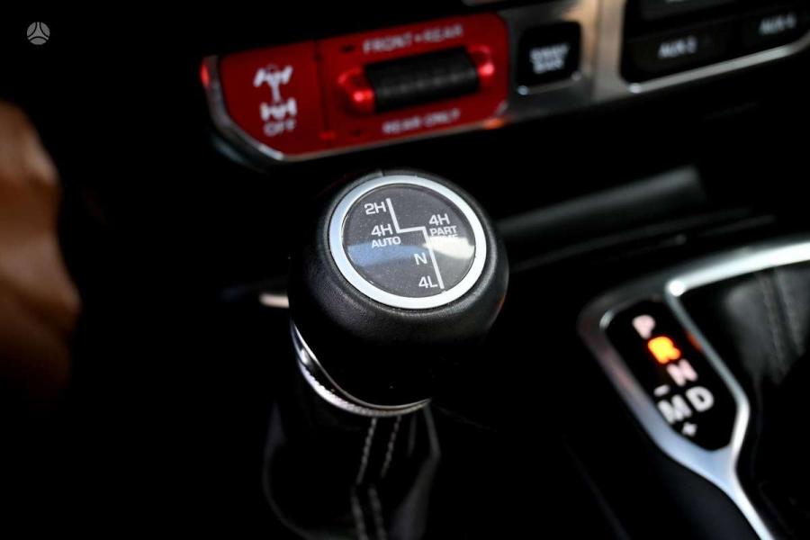 Black Jeep Wrangler 2022 in Kretinga, with an engine capacity of 2.00 L and mileage of 33 thousand km for 42999 €, photo 38 on AUTOMOTO.COM.LV
