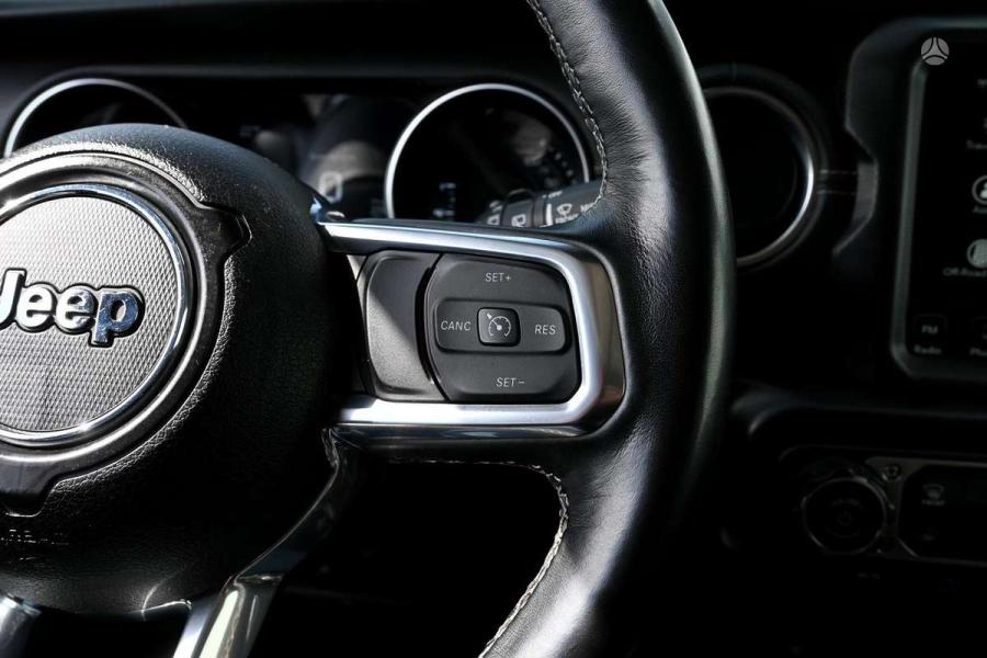 Black Jeep Wrangler 2022 in Kretinga, with an engine capacity of 2.00 L and mileage of 33 thousand km for 42999 €, photo 40 on AUTOMOTO.COM.LV