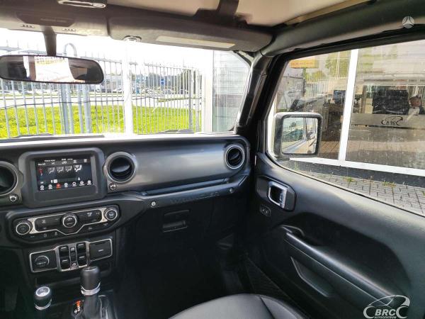 Black Jeep Wrangler 2022 in Klaipeda, with an engine capacity of 3.60 L and mileage of 106 thousand km for 31900 €, photo 7 on AUTOMOTO.COM.LV