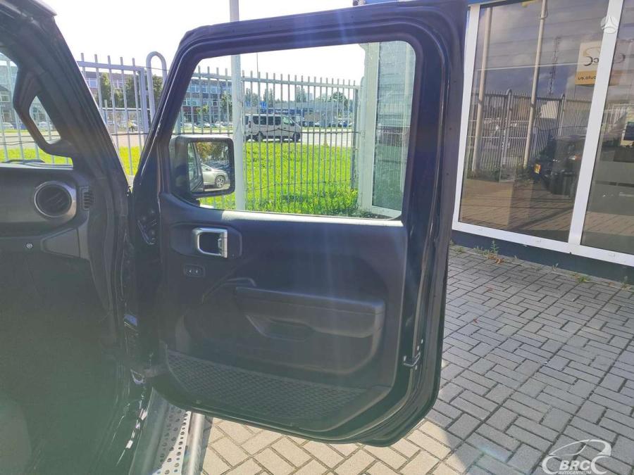 Black Jeep Wrangler 2022 in Klaipeda, with an engine capacity of 3.60 L and mileage of 106 thousand km for 31900 €, photo 8 on AUTOMOTO.COM.LV