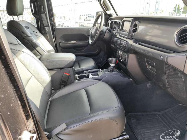 Black Jeep Wrangler 2022 in Klaipeda, with an engine capacity of 3.60 L and mileage of 106 thousand km for 31900 €, photo 9 on AUTOMOTO.COM.LV