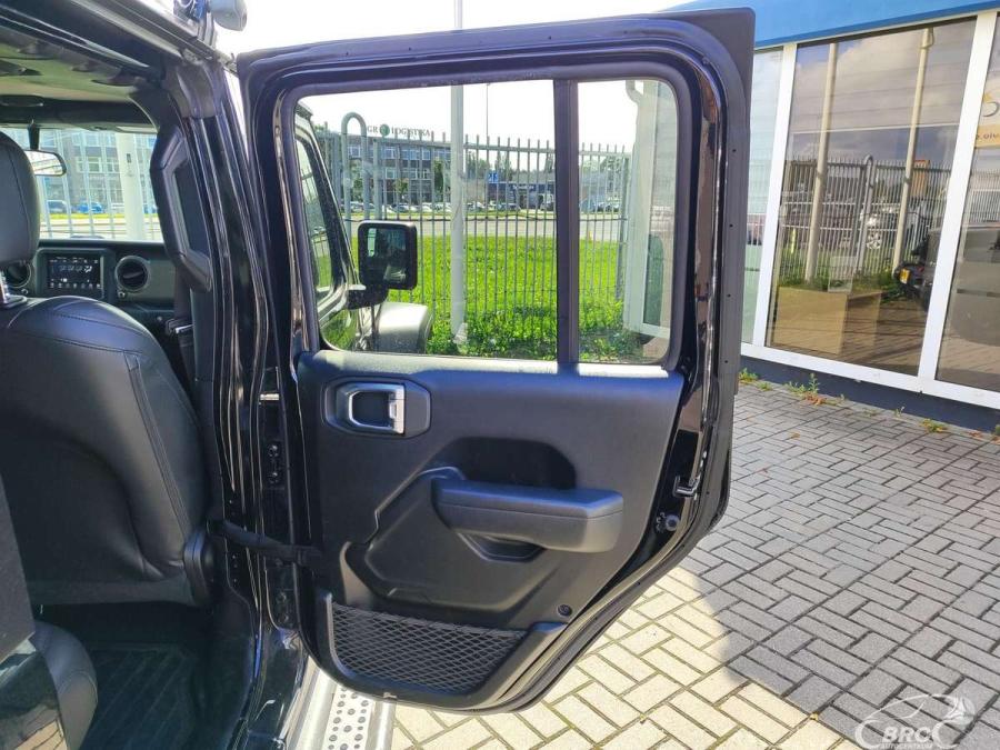 Black Jeep Wrangler 2022 in Klaipeda, with an engine capacity of 3.60 L and mileage of 106 thousand km for 31900 €, photo 11 on AUTOMOTO.COM.LV