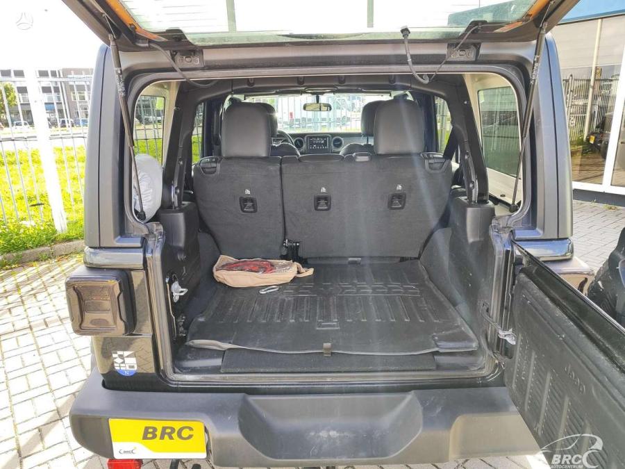 Black Jeep Wrangler 2022 in Klaipeda, with an engine capacity of 3.60 L and mileage of 106 thousand km for 31900 €, photo 14 on AUTOMOTO.COM.LV