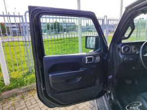 Black Jeep Wrangler 2022 in Klaipeda, with an engine capacity of 3.60 L and mileage of 106 thousand km for 31900 €, photo 21 on AUTOMOTO.COM.LV