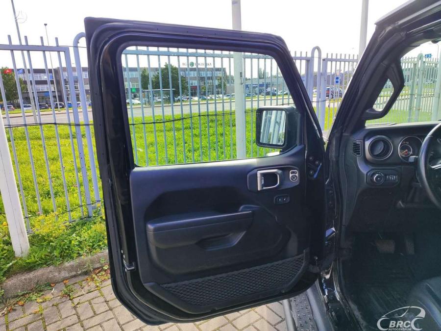 Black Jeep Wrangler 2022 in Klaipeda, with an engine capacity of 3.60 L and mileage of 106 thousand km for 31900 €, photo 21 on AUTOMOTO.COM.LV