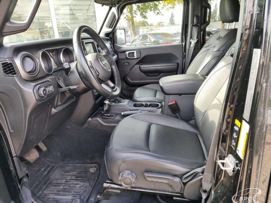 Black Jeep Wrangler 2022 in Klaipeda, with an engine capacity of 3.60 L and mileage of 106 thousand km for 31900 €, photo 23 on AUTOMOTO.COM.LV