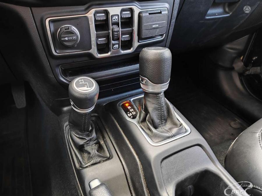 Black Jeep Wrangler 2022 in Klaipeda, with an engine capacity of 3.60 L and mileage of 106 thousand km for 31900 €, photo 31 on AUTOMOTO.COM.LV